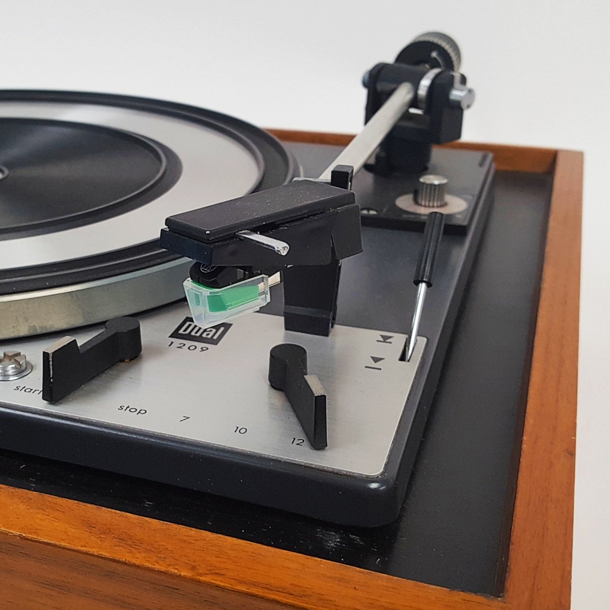Dual 1209 Idler-Drive Automatic Turntable