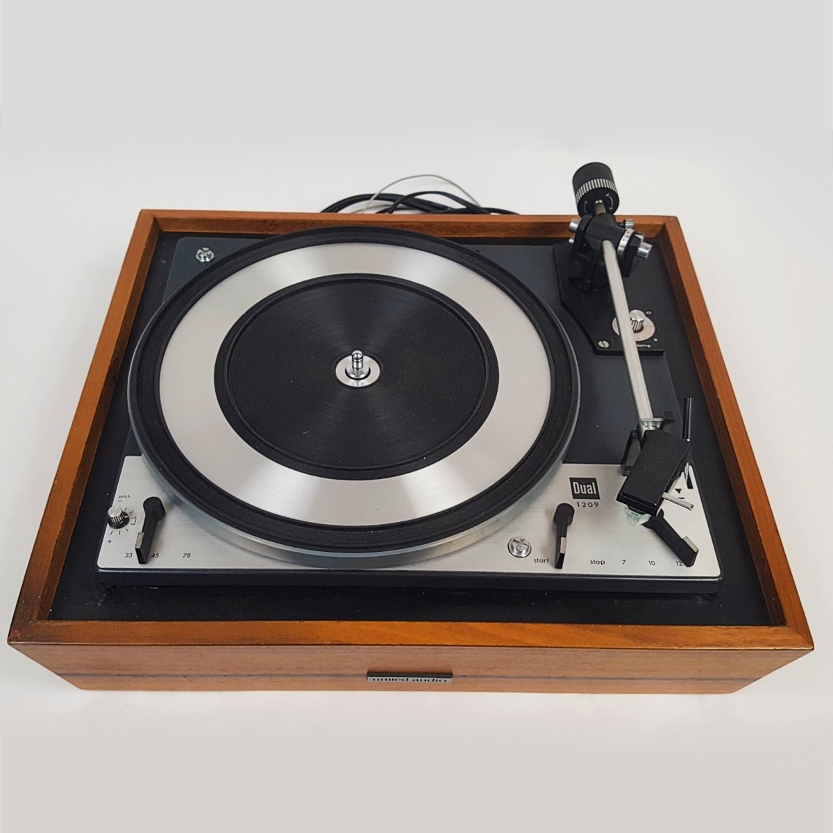 Dual 1209 Idler-Drive Automatic Turntable