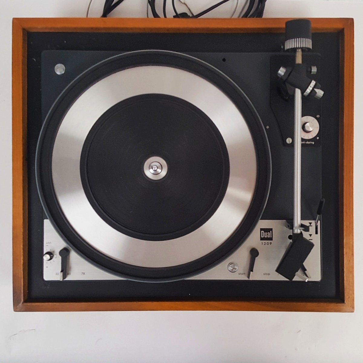 Dual 1209 Idler-Drive Automatic Turntable